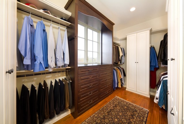 Ivory & Chocolate Walk In Closet - Classique - Armoire et Dressing ...