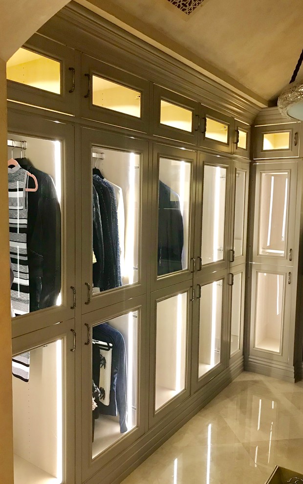 La Canada High-End Walk-in Closets, Vanity, and Linen Closet - Armario ...