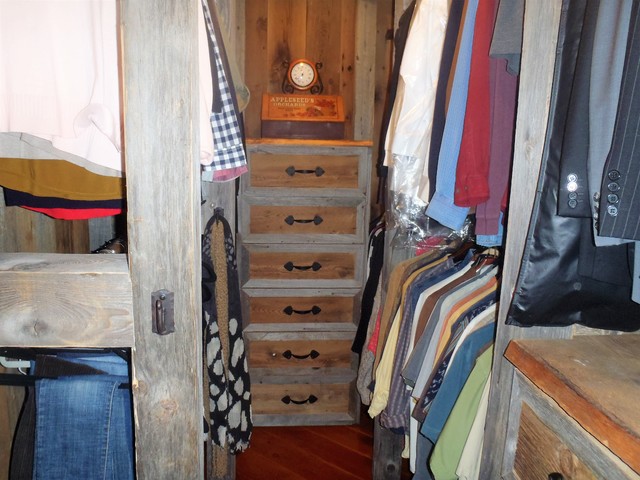 Rustic Bathroom/ Walk in Closet - Montagne - Armoire et Dressing ...