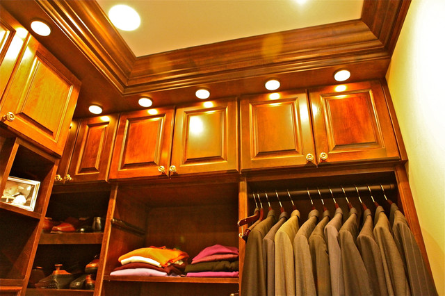 Stain-Grade Master Walk-in Closets (His and Hers) - Clásico - Armario ...