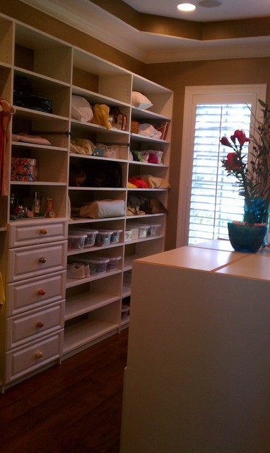 Walk in Closet with Drawer Island - Classique - Armoire et Dressing ...