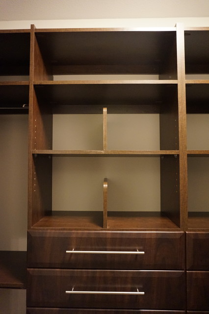 Walk-In Closet with Drawers and Shelf Dividers - Contemporain - Armoire ...