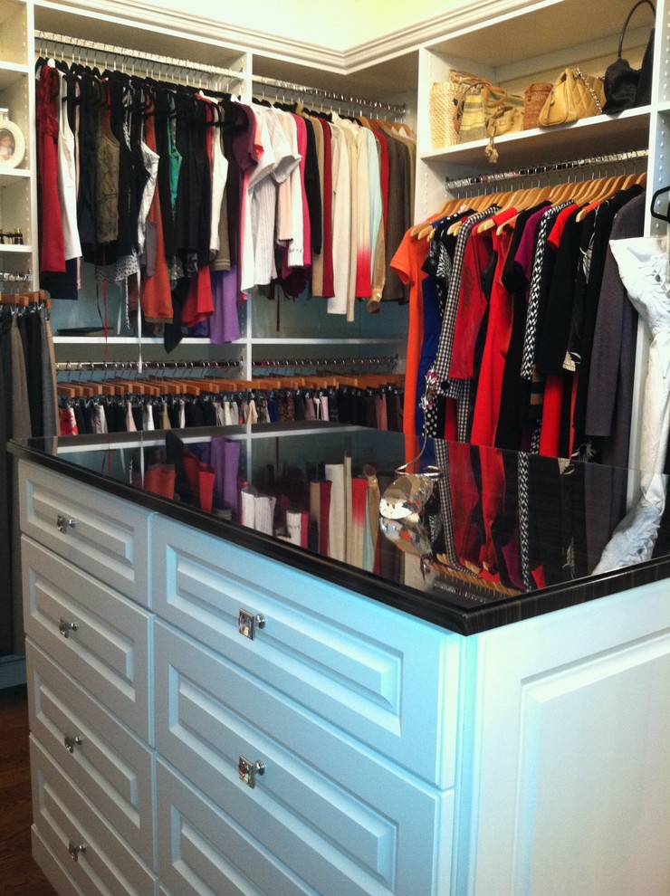 Walk-in closet with island - Moderne - Armoire et Dressing - Boston ...