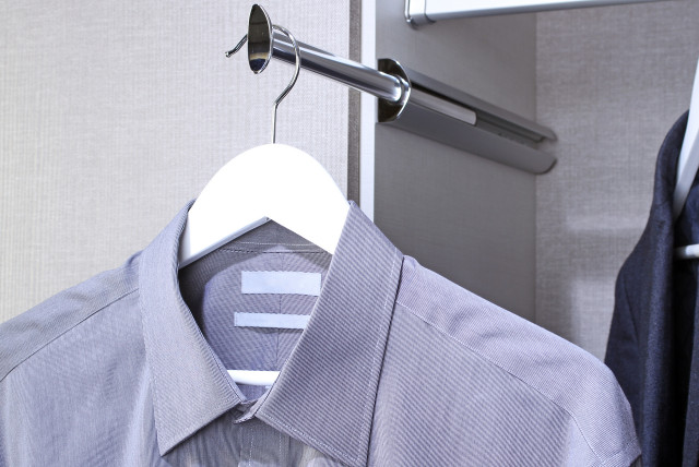 White Closet with Sprinkler heads - Di transizione - Armadio ...