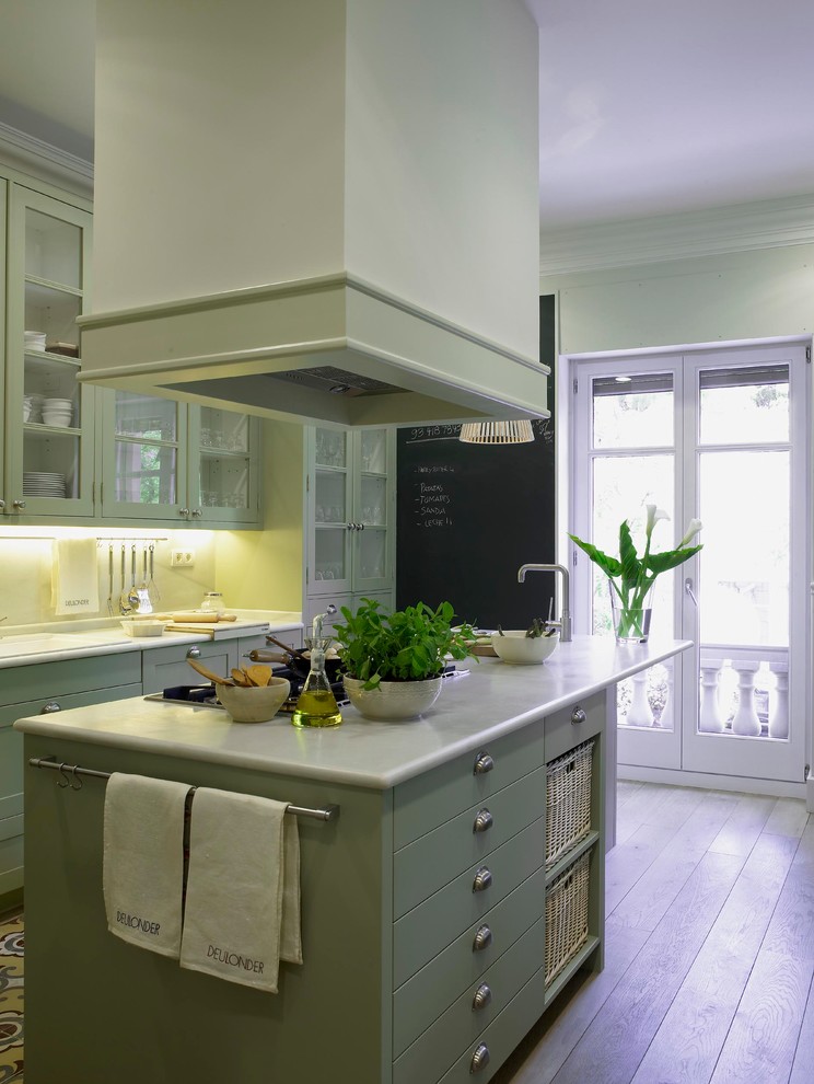 Cocina de estilo belga lacada en verde, con planchador anejo - Country ...