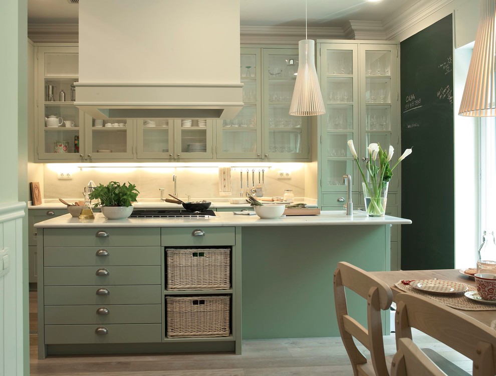Cocina de estilo belga lacada en verde, con planchador anejo ...