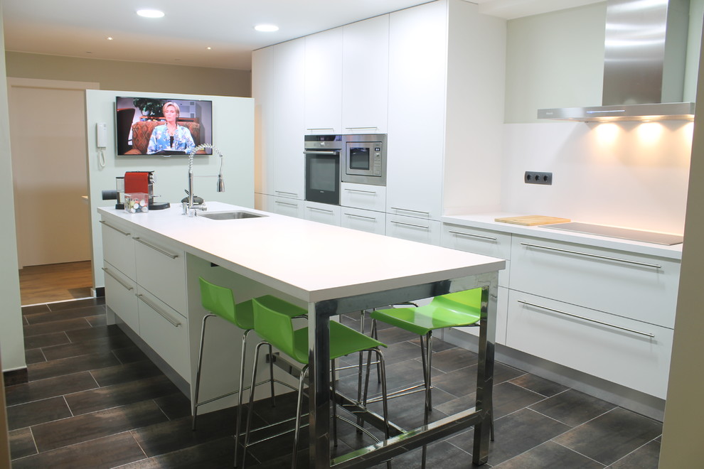 Cocina en blanco con isla - Contemporary - Kitchen - Barcelona - by Punt de Vista | Houzz