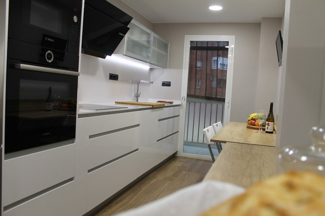 Cocina en blanco con toque de madera - Modern - Kitchen - Barcelona ...