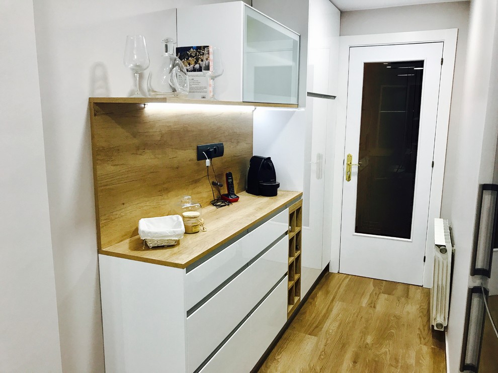 Cocina en blanco con toque de madera - Modern - Kitchen - Barcelona ...