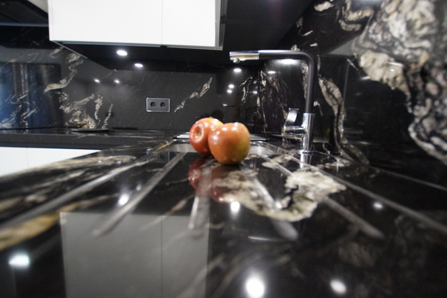 Cocina Modelo Orinoco con gola negra y mármol negro - Kitchen - Madrid ...