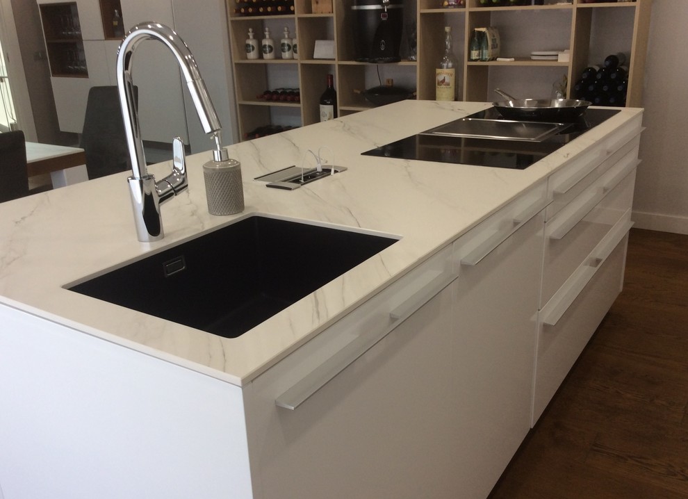 Diseño de Cocina con Isla en Marbella - Modern - Kitchen - Other - by ...