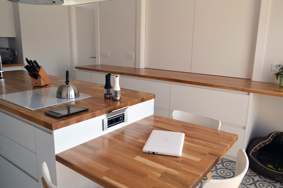 ENCIMERA LACADO CON ENCIMERA ROBLE NATURAL - Contemporary - Kitchen ...