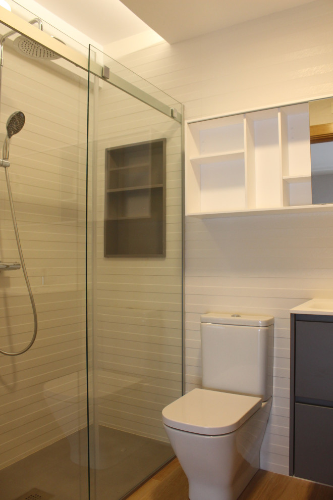 Baño con mobiliario de Codis y nicho en la ducha. - Contemporary ...