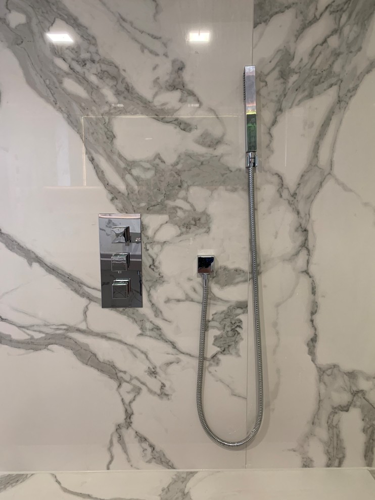 fontaneria grifo empotrado azulejos gran formato - Moderno - Stanza da ...