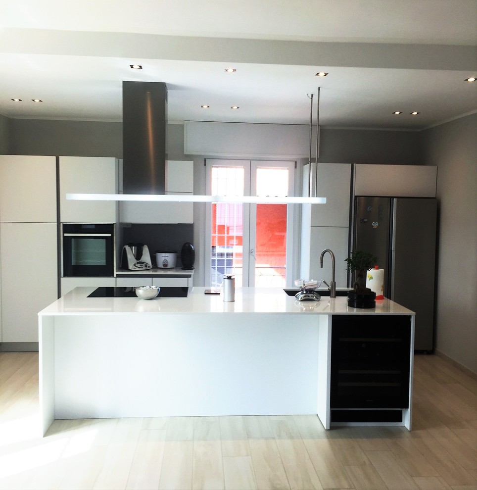 CUCINA MODERNA BIANCA CON ISOLA ACRILICO - Modern - Kitchen - Milan ...
