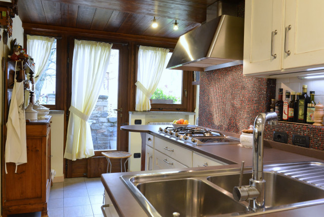 La cucina in legno laccato bianco e inserti in legno - Rustic - Kitchen ...