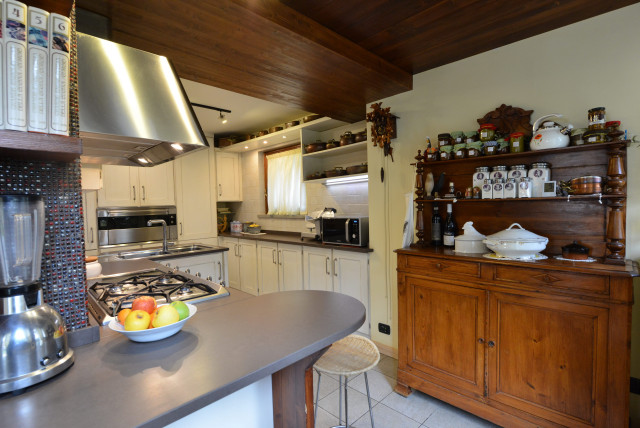 La cucina in legno laccato bianco e inserti in legno - Rustic - Kitchen ...