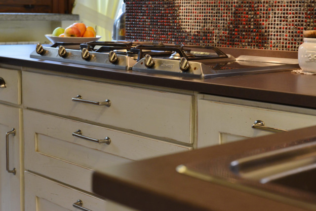 La cucina in legno laccato bianco e inserti in legno - Rustic - Kitchen ...