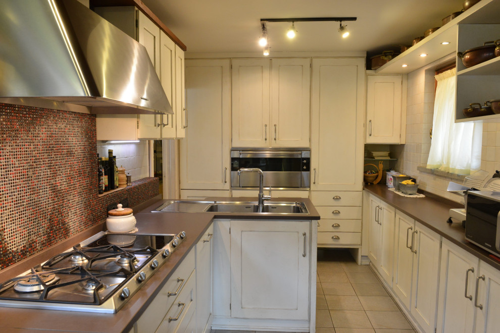 La cucina in legno laccato bianco e inserti in legno - Rustic - Kitchen ...