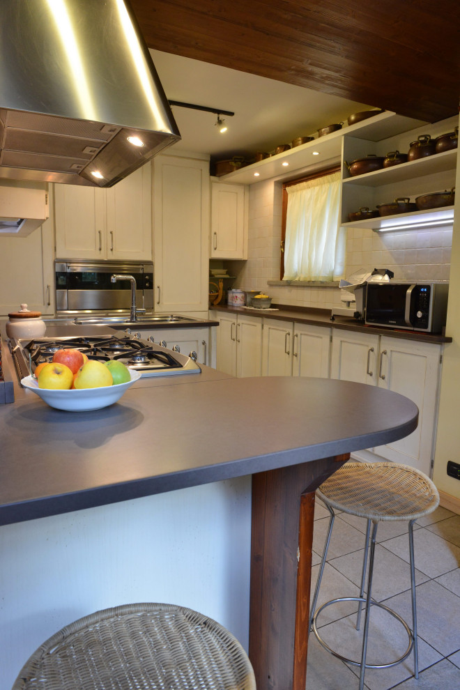 La cucina in legno laccato bianco e inserti in legno - Rustic - Kitchen ...