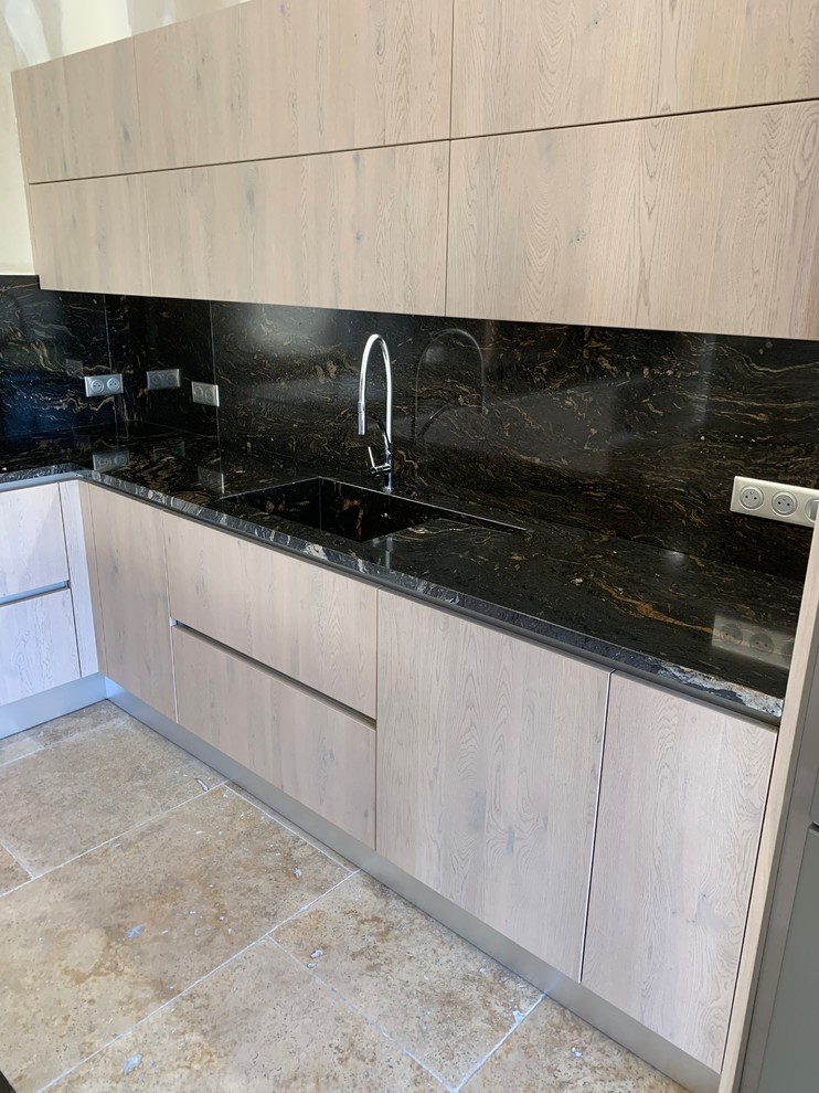 Cuisine avec plan de travail, crédences et ilot en granite BARROCO POLI ...