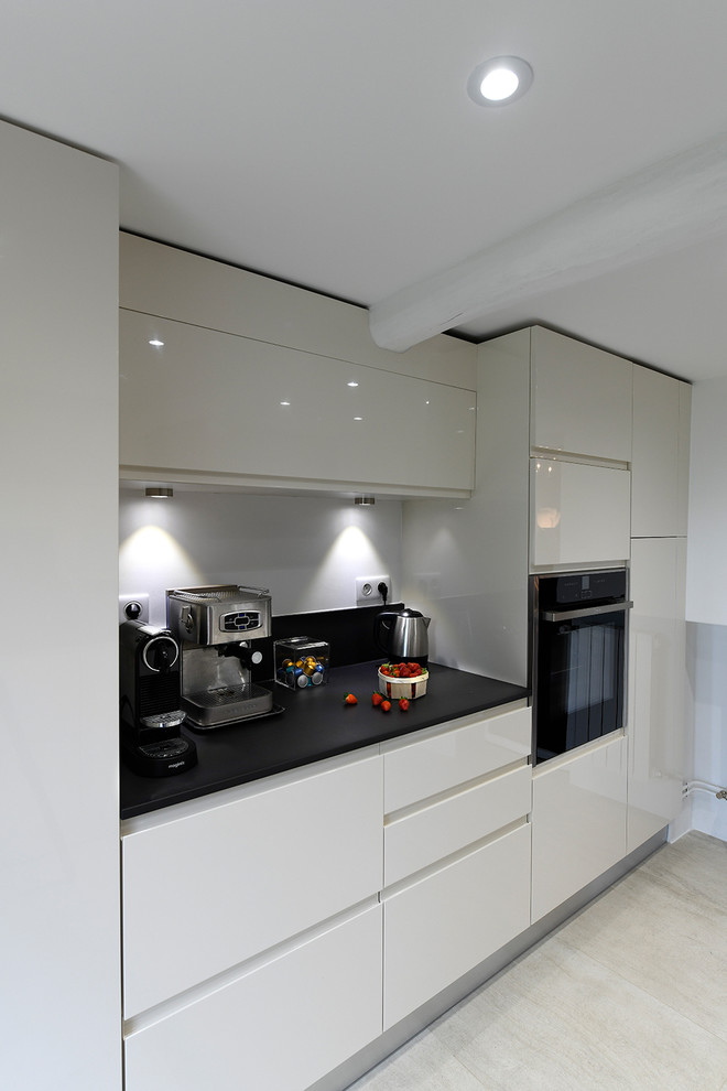 Cuisine avec plan de travail et crédences en DEKTON DOMOOS. - Moderno ...