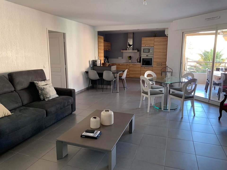 Cuisine avec plan de travail et crédences en silestone blanco zeus ...