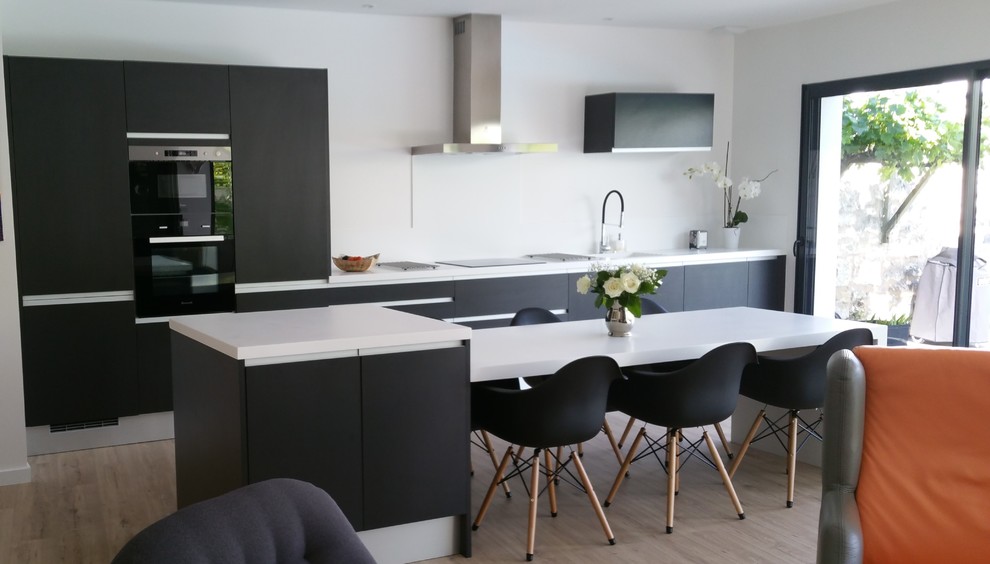 Cuisine design anthracite et plan de travail Corian - Modern - Kitchen ...