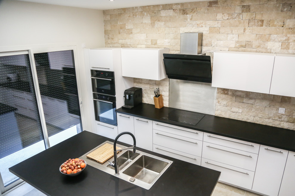 Cuisine intégrée maison individuelle Châbons - Modern - Kitchen ...