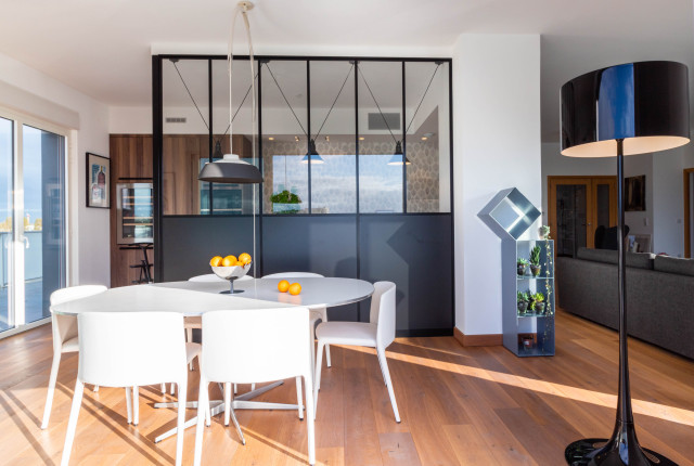 Cuisine semi fermée avec baie atelier - Industriel - Salle à Manger ...