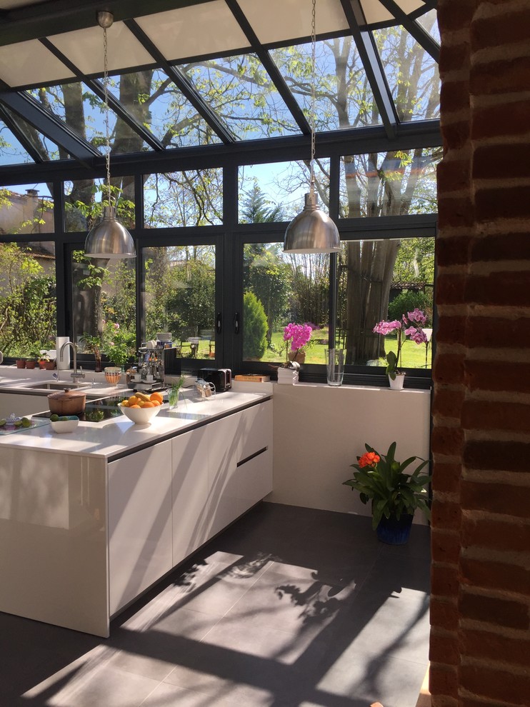 Cuisine sous véranda dans un cadre exceptionnel - Modern - Kitchen ...
