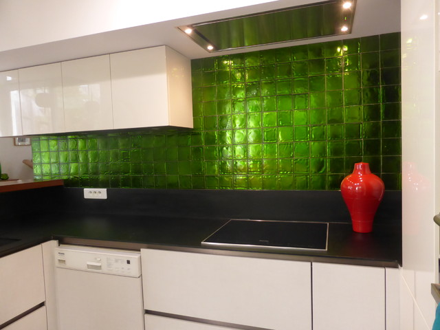 Pose d'une crédence de cuisine en carreaux de verre couleur vert ...