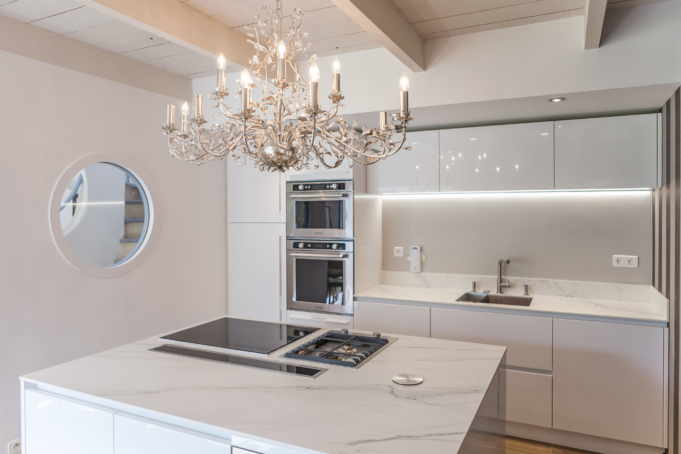 Réalisation d'une cuisine élégante laque blanc mat et céramique ...