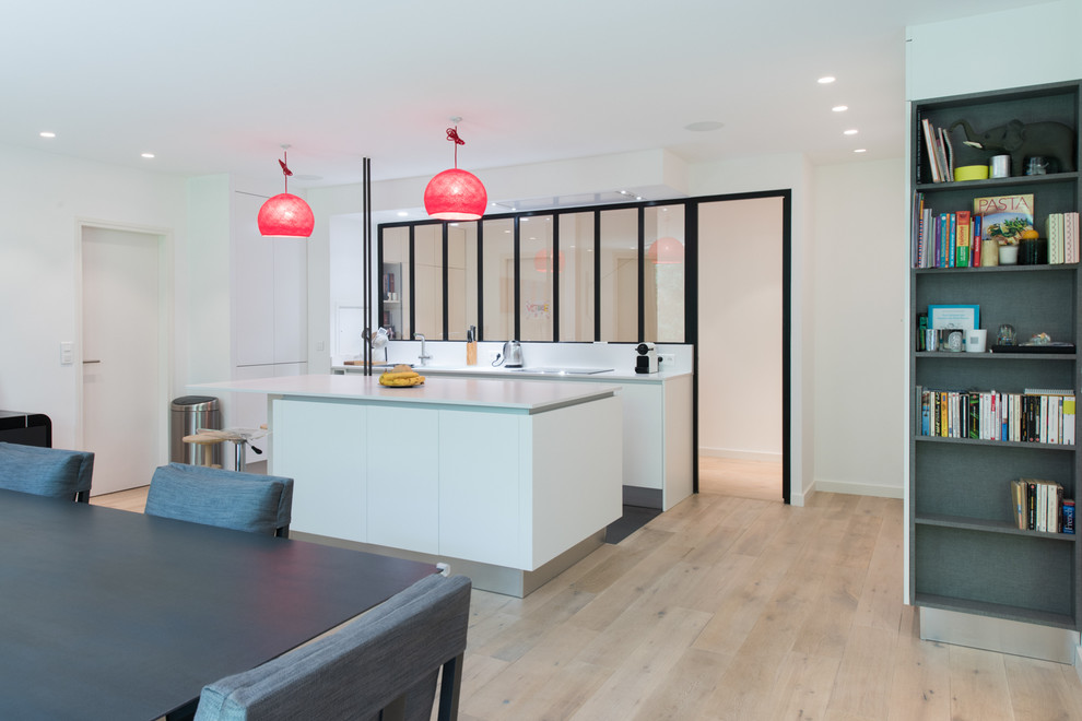 Réalisation d'une cuisine ouvert avec îlot central dans une finition ...