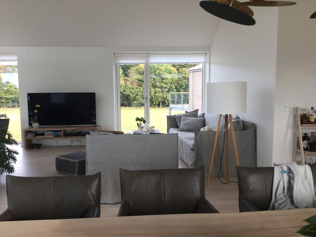 FØR: Stuen virker kold og det store fjernsyn dominerer hele rummet's ...