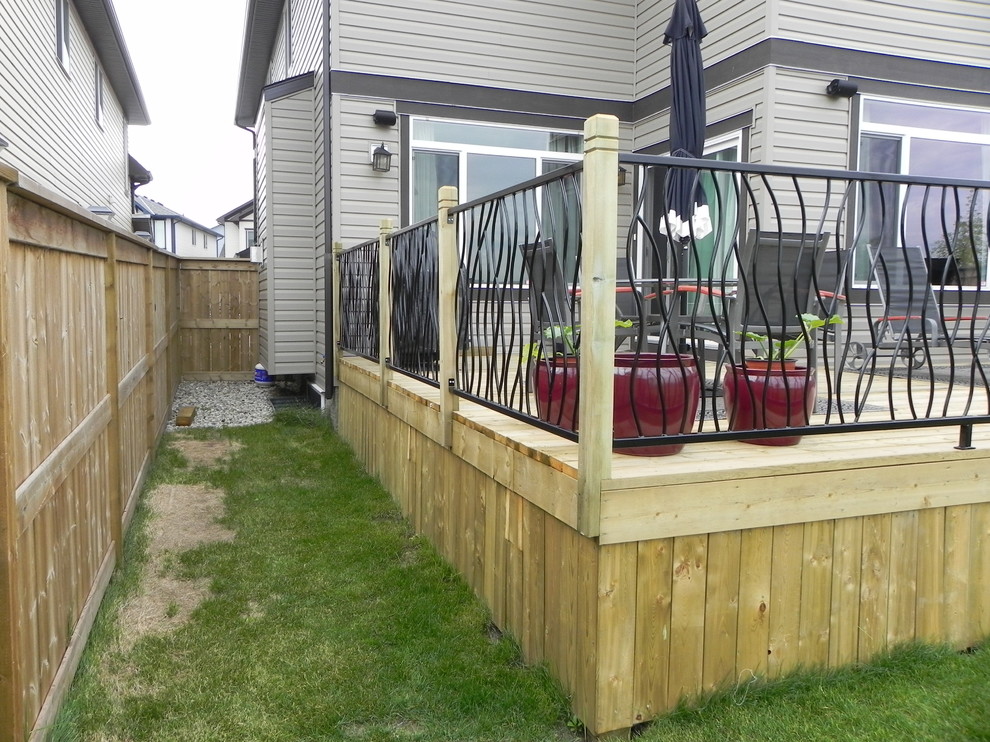 BENT railing design on a custom outdoor deck - Moderno - Terraza y ...