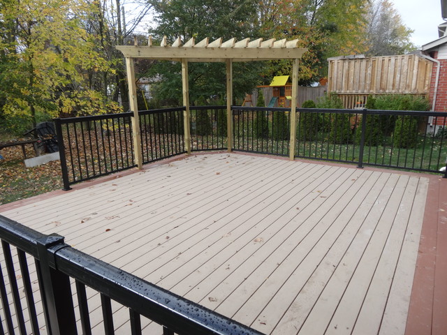 Brookmead PVC Deck With Pergola - Contemporáneo - Terraza y balcón ...