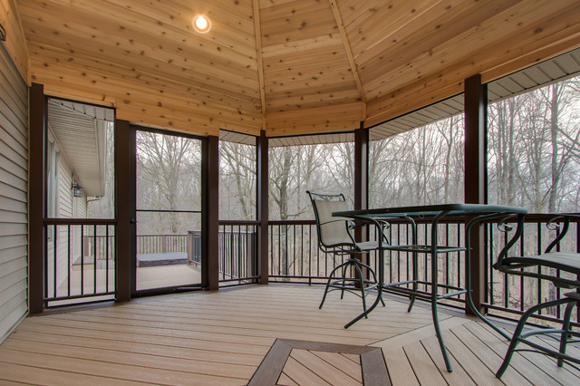 Chocolate Hot Tub Deck with Screened Porch - Clásico renovado - Terraza ...