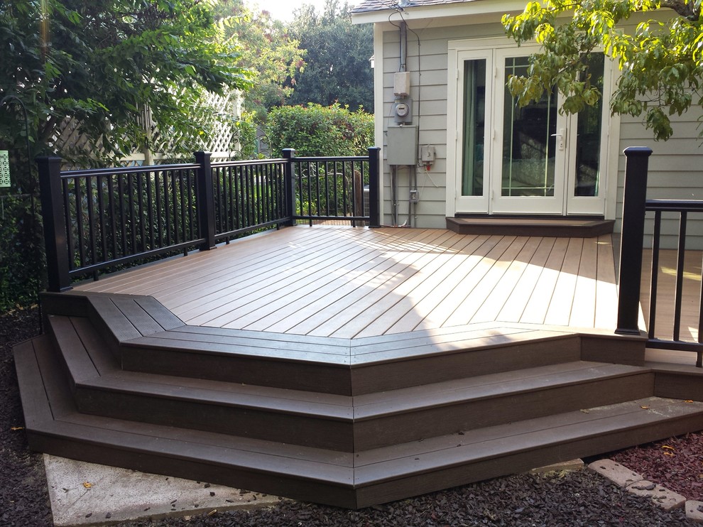 Composite deck with Radiance Railing and octo seating area - Craftsman ...