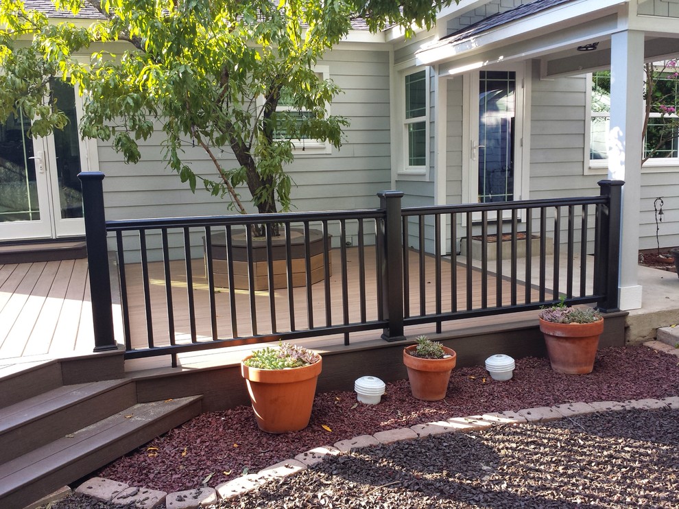 Composite deck with Radiance Railing and octo seating area - Arts ...