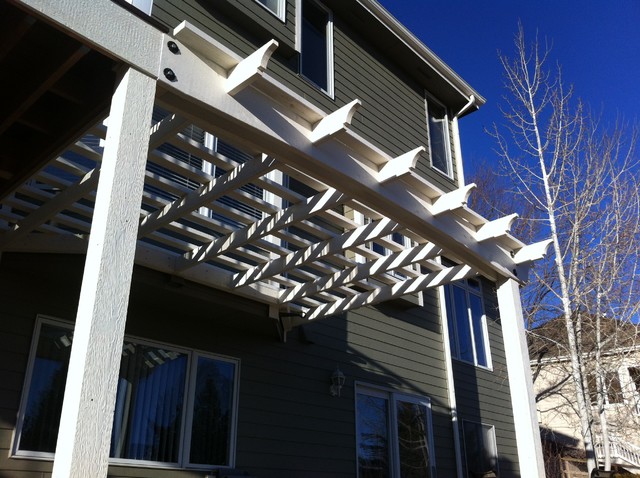 Elevated deck and painted pergola - Terrasse en Bois - Denver - par ...