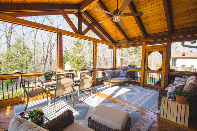 Englewood Cedar screen room with exposed beams - Rustico - Terrazza ...