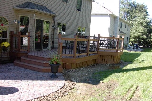 Evergrain Composite Redwood Deck With Deckorators Aluminum Balusters ...