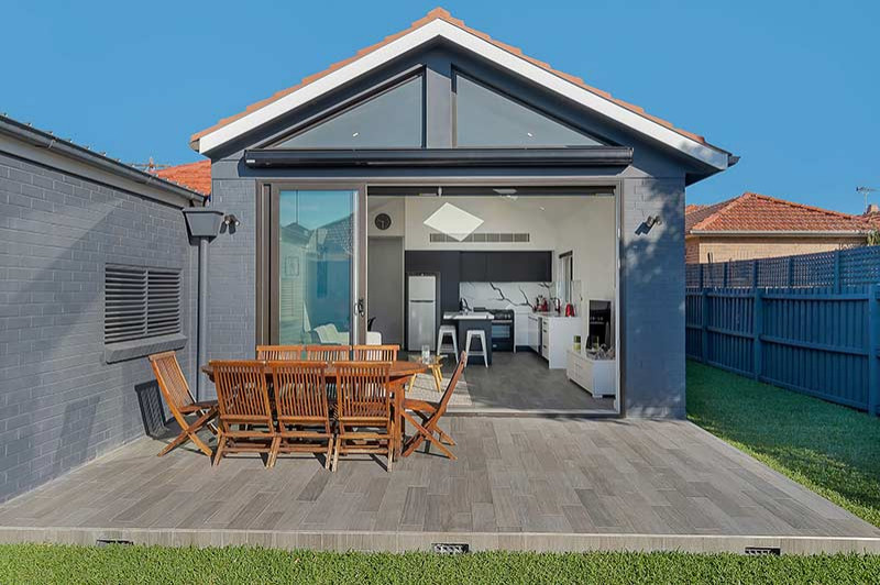 Modest exterior expansive interior Maroubra addition - Contemporary ...