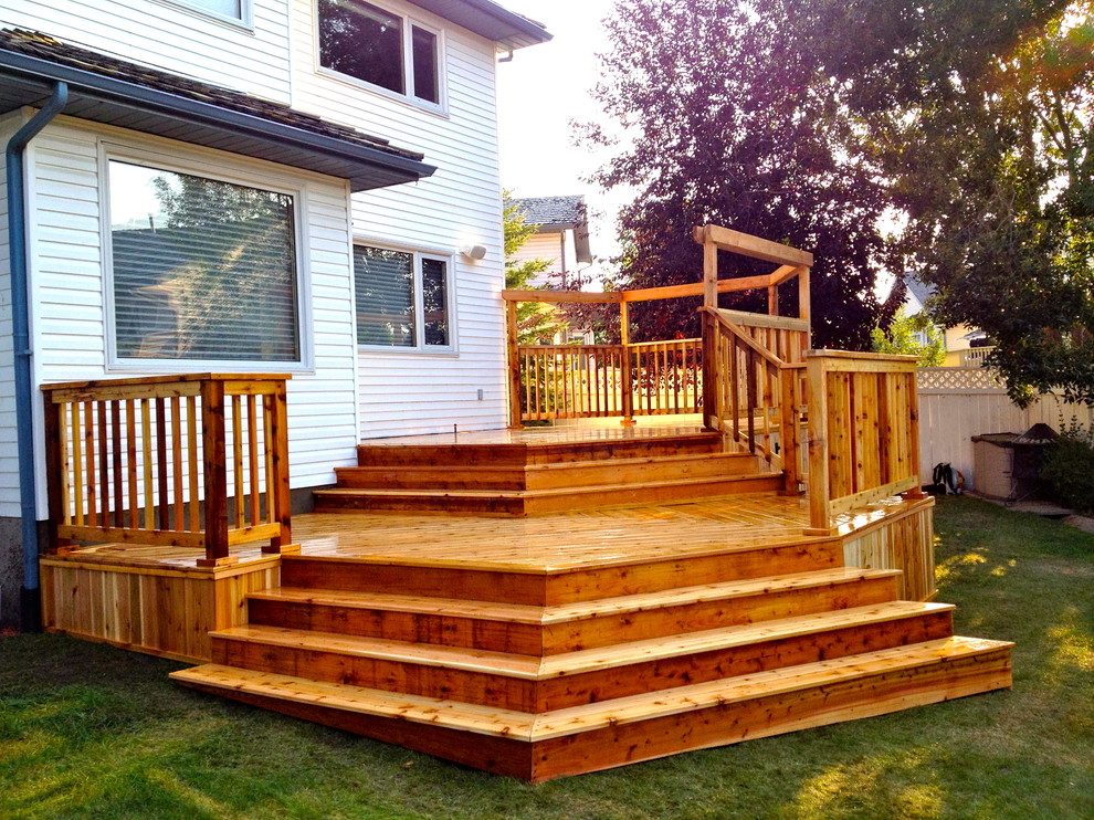 Multi-tier Cedar deck with skirting, railing and storage - Classique - Terrasse en Bois ...