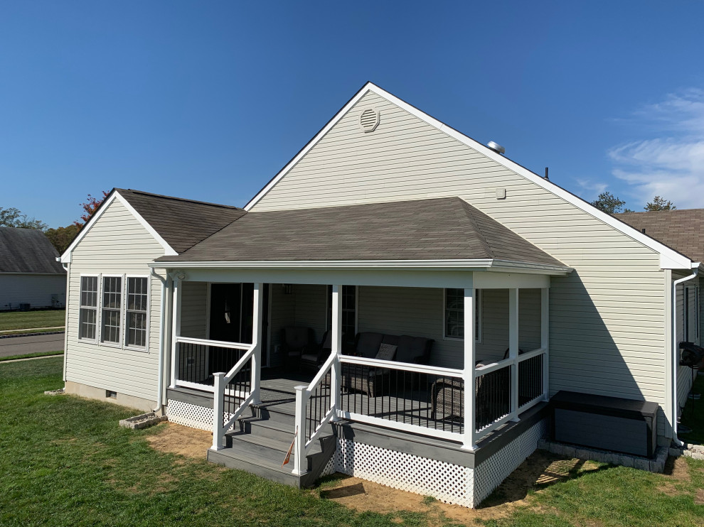 New Deck with Lattice Skirt and Roof Addition - Terraza y balcón ...