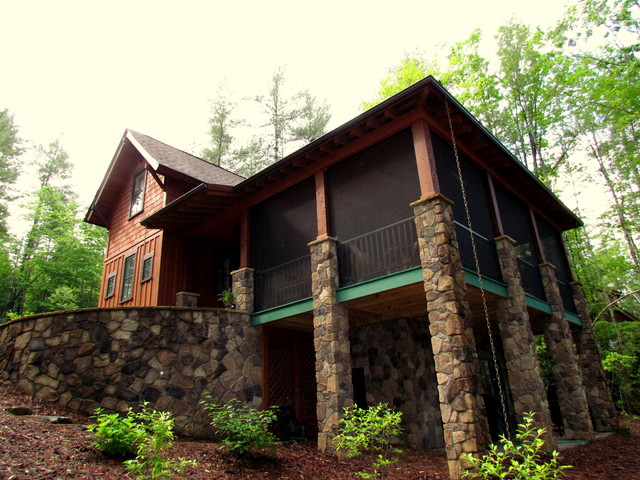 Tile accents craftsman style cabin - Craftsman - Terrasse en Bois ...