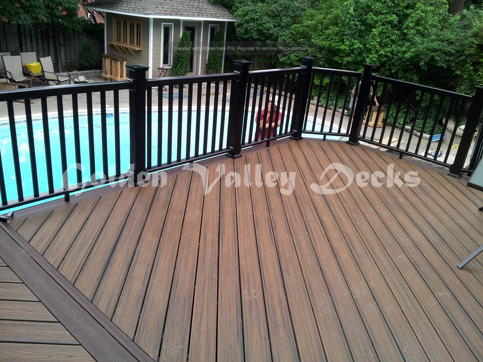 trex spice rum deck with privacy screen - Traditional - Deck - Toronto ...