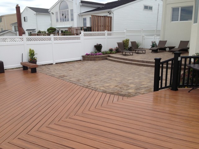 Trex Transcends Tiki Torch/ Merrick, NY - Contemporain - Terrasse en ...