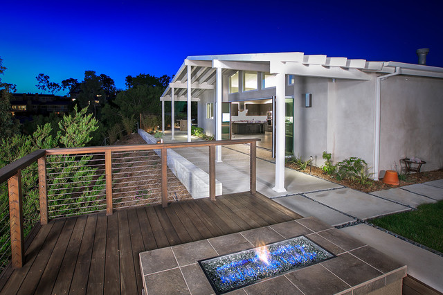 View Deck For Mid-Century Open Floor Plan - Modern - Terrasse - San ...